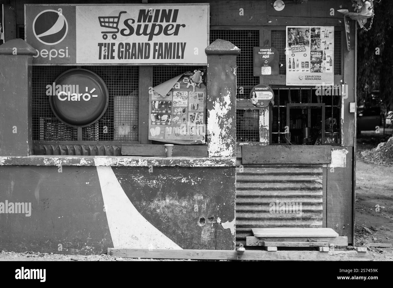 Empty store supermarket Black and White Stock Photos & Images - Alamy