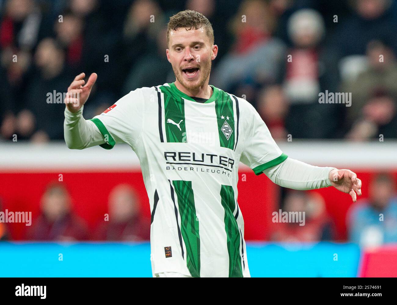 Leverkusen, Deutschland. 18th Jan, 2025. Nico Elvedi (Borussia Moenchengladbach, #30) reklamiert ...