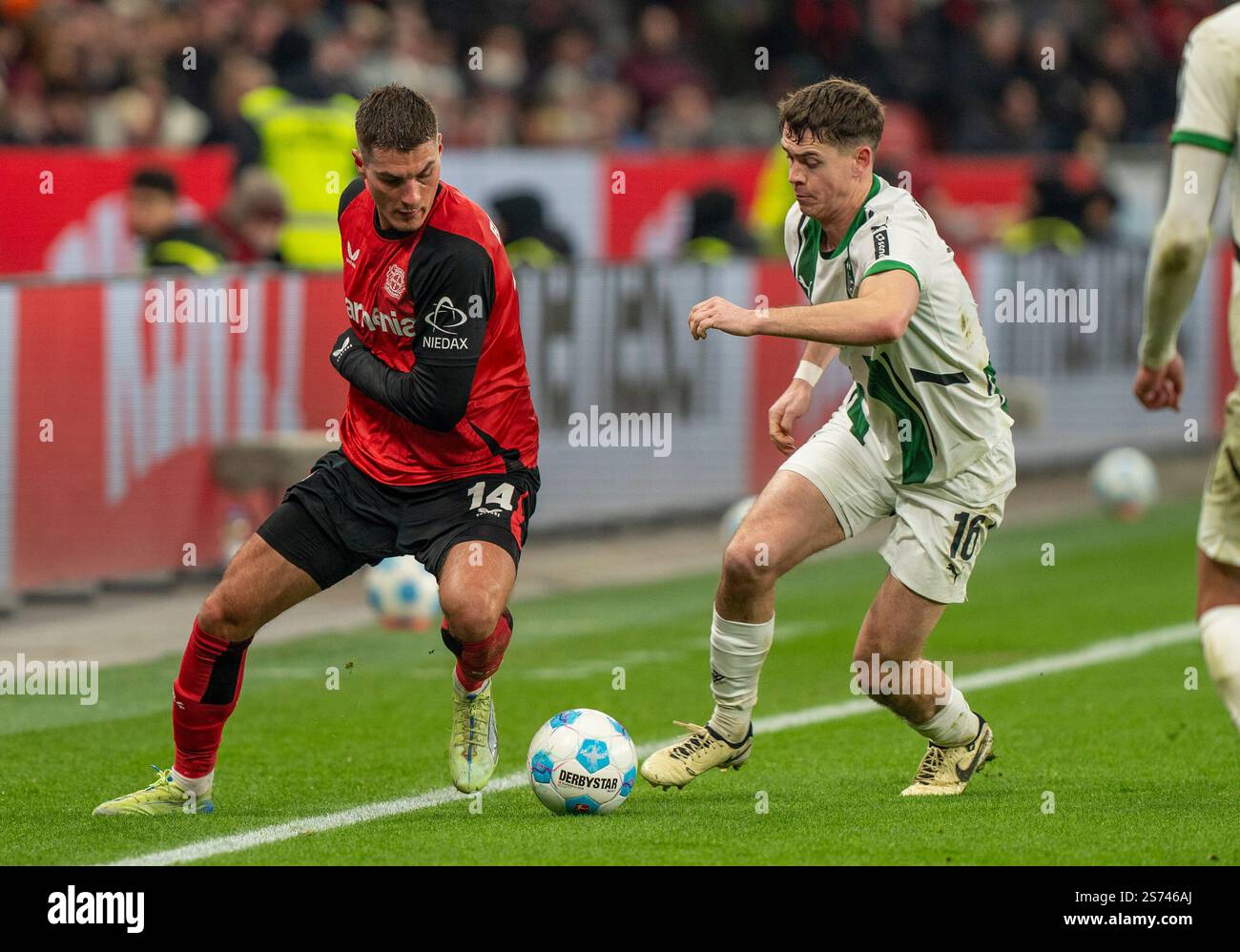 Leverkusen, Deutschland. 18th Jan, 2025. Patrik Schick (Bayer 04 Leverkusen, #14) im Zweikampf ...