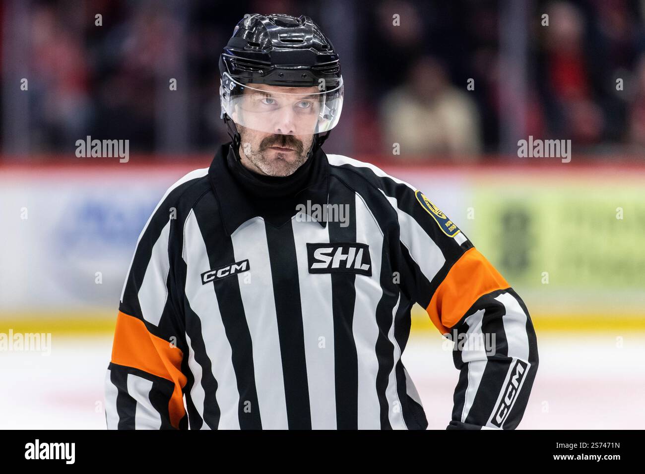 250118 Domare Daniel Wessner under ishockeymatchen i SHL mellan Örebro ...