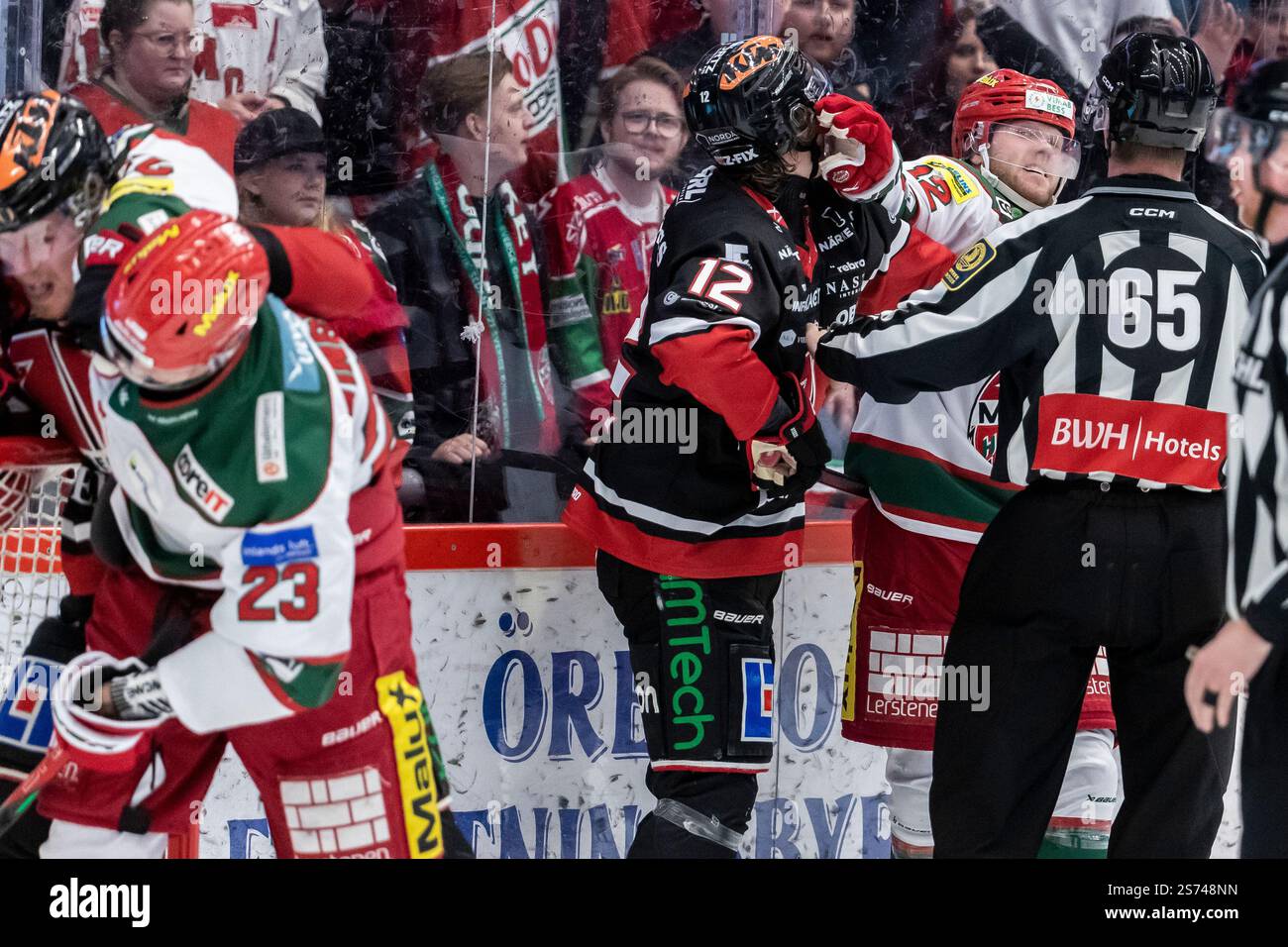 250118 Örebros Noah Steen och Modos Oscar Pettersson bråkar under ...