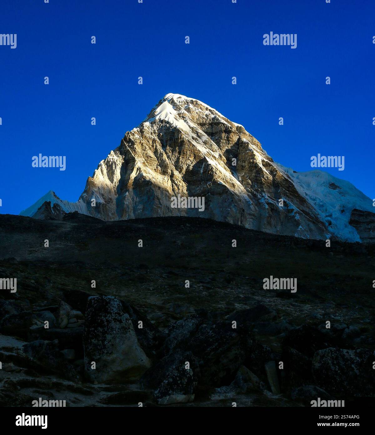 Pumori mountain peak himalaya hi-res stock photography and images - Alamy