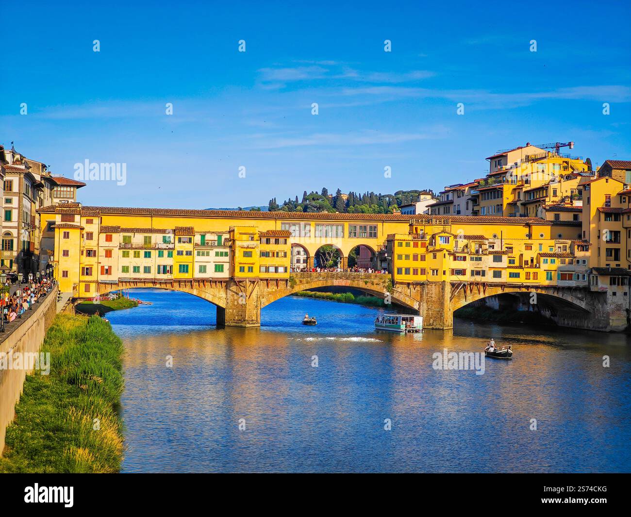 Ponte Vecchio bridge over Arno River in Florence. Picturesque medieval ...