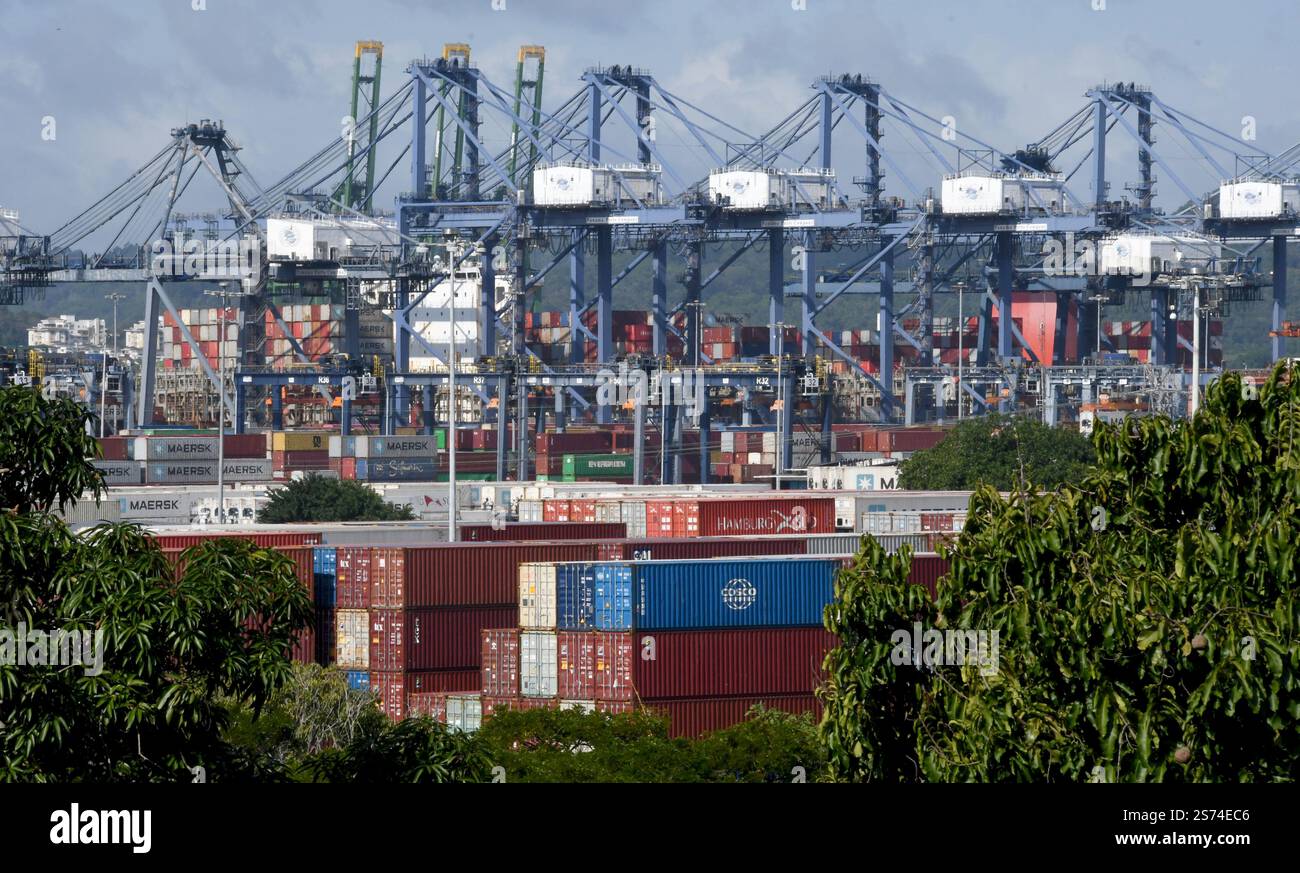 Balboa, USA. 12th Jan, 2025. Containers are loaded on and off ships ...
