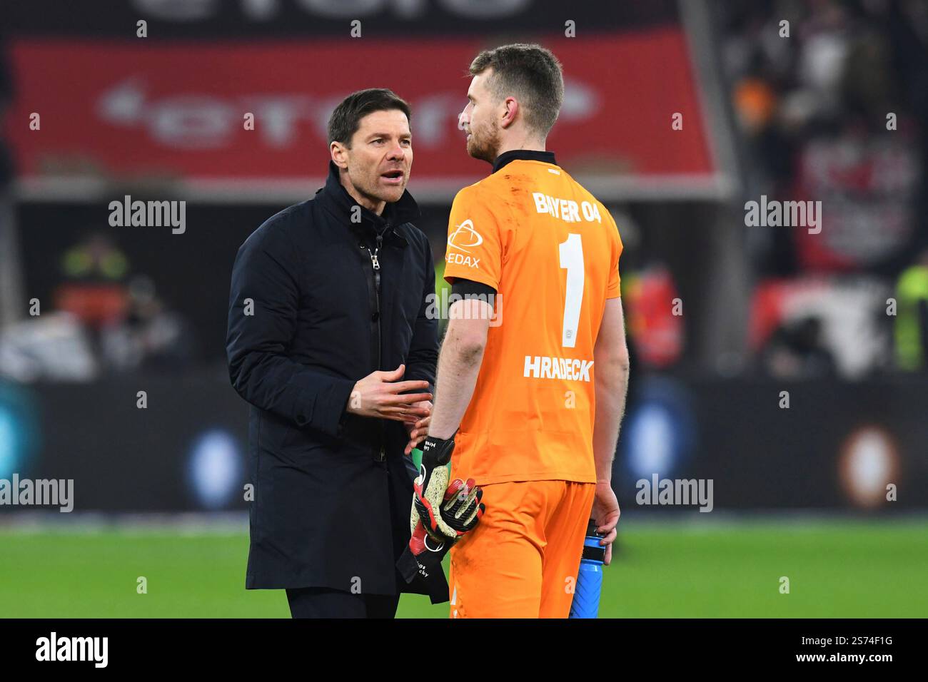 Leverkusen, Deutschland. 18th Jan, 2025. V.l.n.r. Trainer Xabi Alonso redet Torhueter Lukas ...
