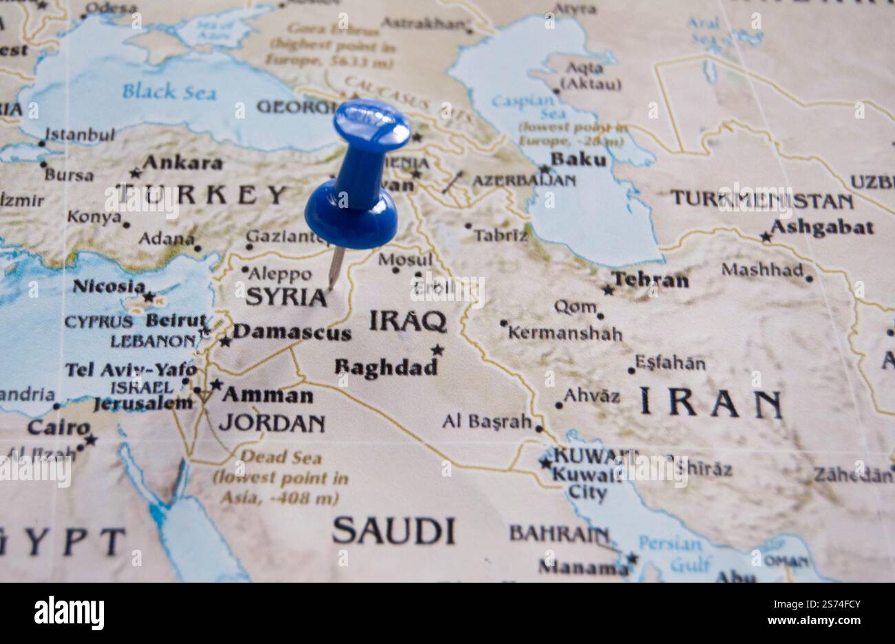 A simple map of the Middle East with Syria marked by a blue pin Stock ...