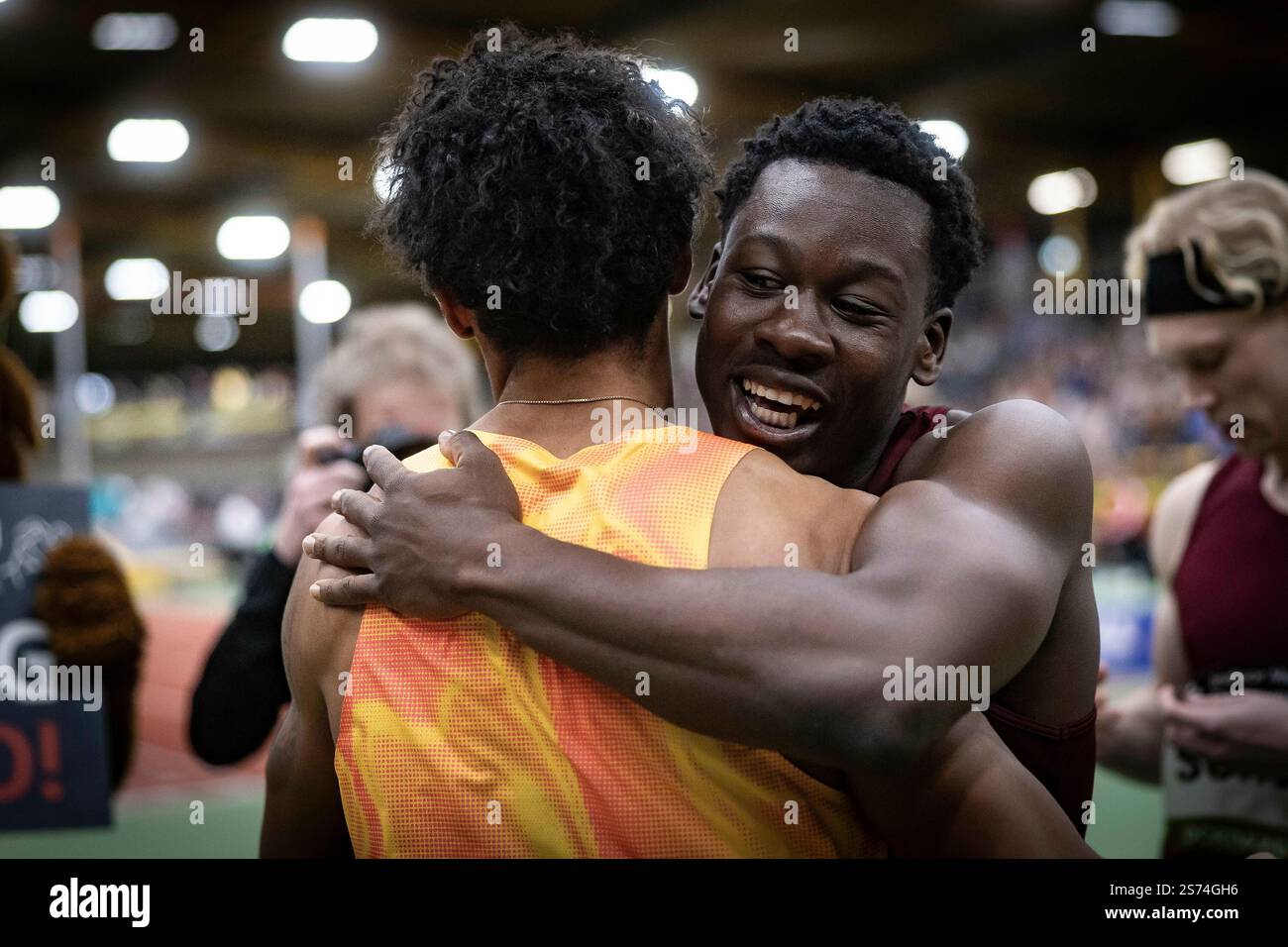 Chidiera Onuoha (GER/ASV K?ln) gratuliert Joshua Hartmann; Indoor ...
