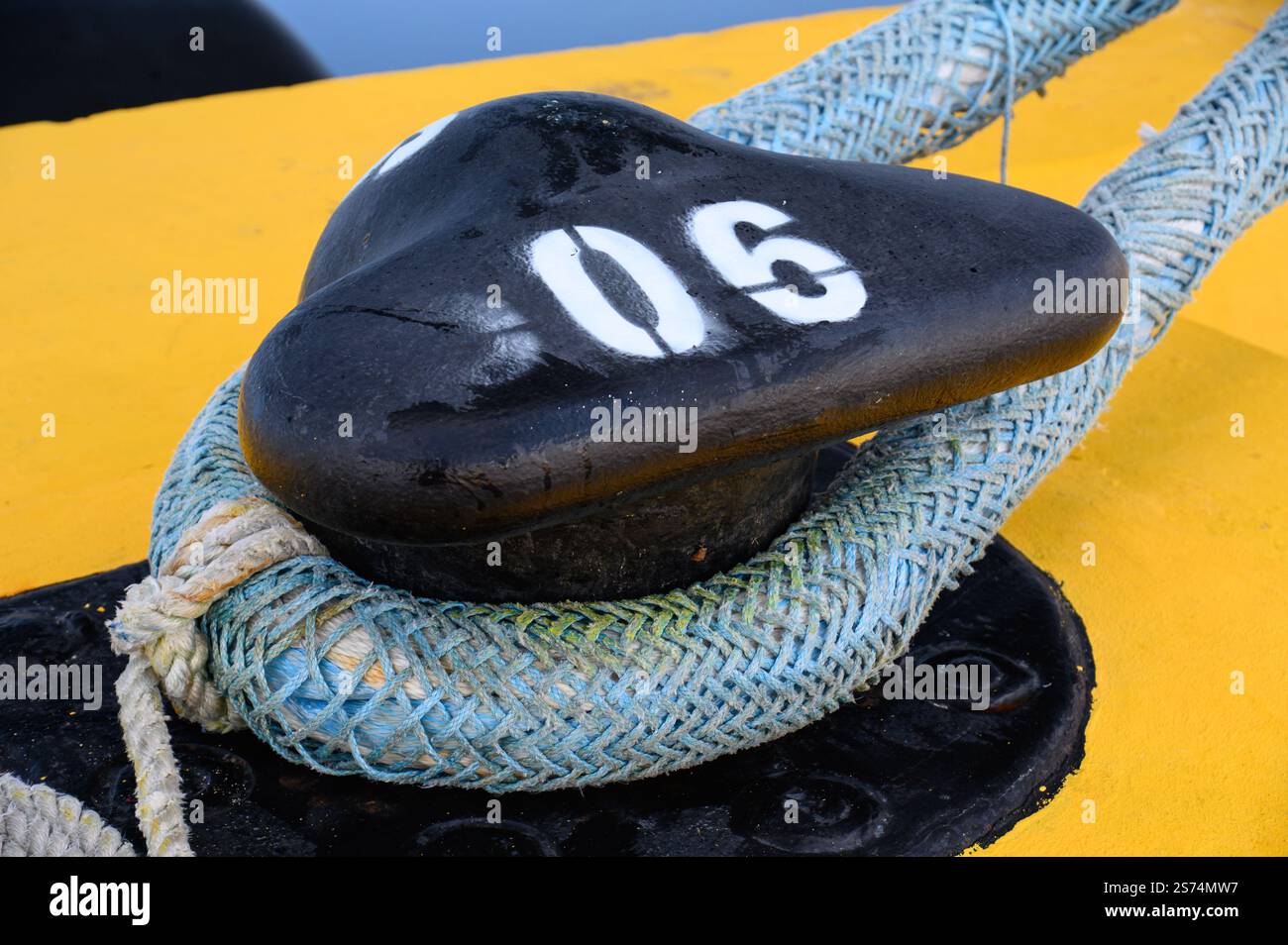 Bollard mooring ships hi-res stock photography and images - Alamy