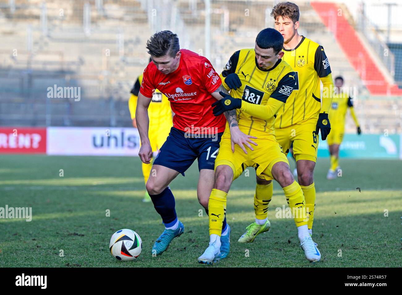 Unterhaching, Deutschland. 18th Jan, 2025. v.li.: Luc Ilhorst ...