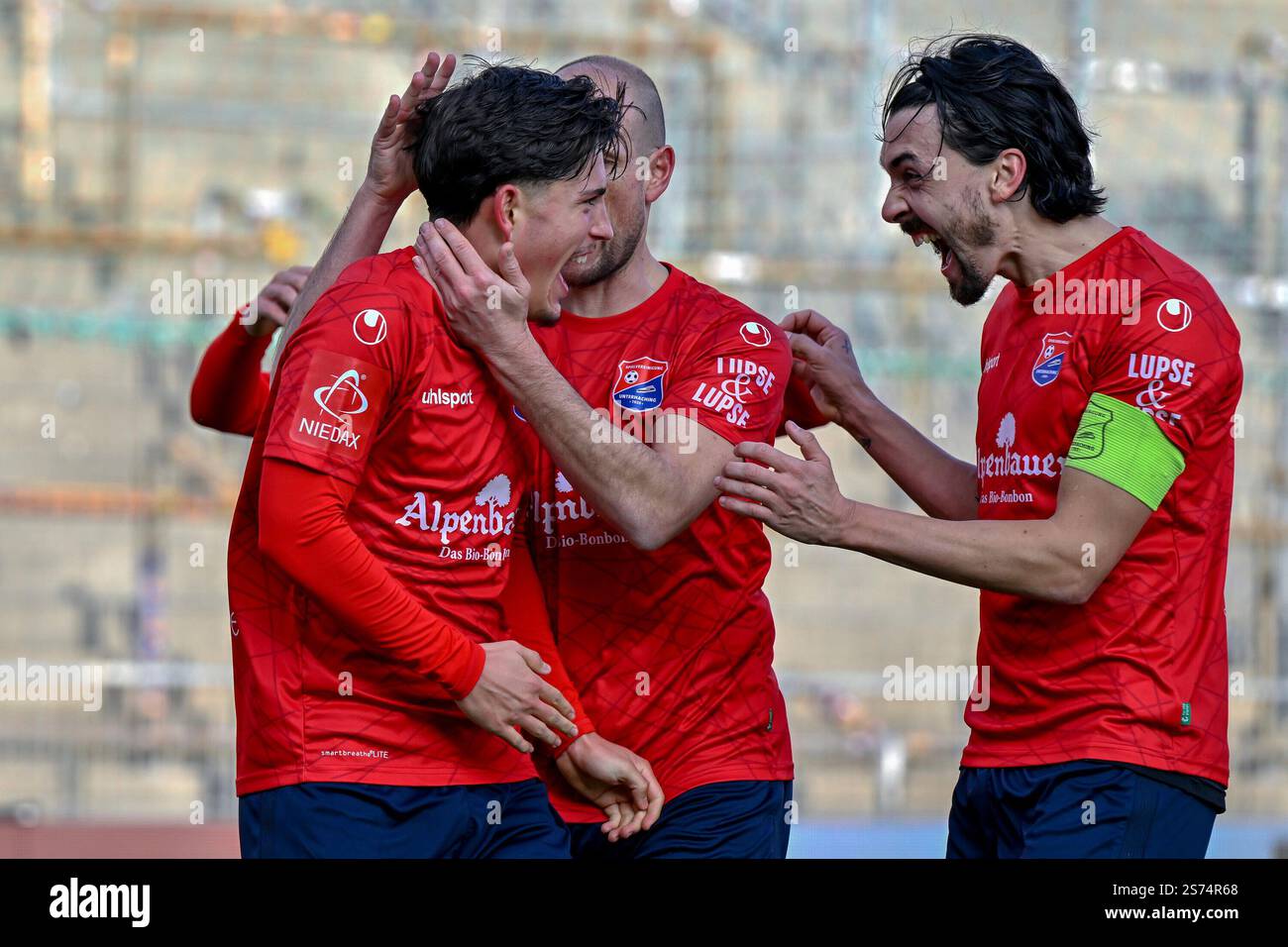 Unterhaching, Deutschland. 18th Jan, 2025. Unterhachinger Spieler mit ...