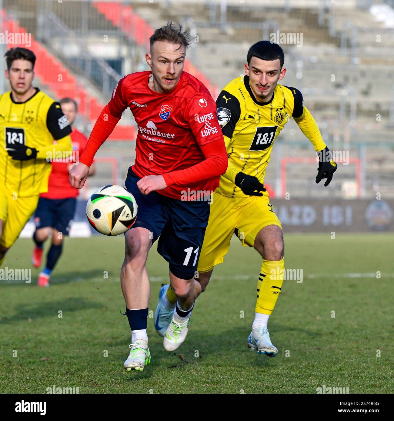 v.li.: Thomas Winkelbauer (Unterhaching, 11) Baran Mogultay (BVB, 2) im ...