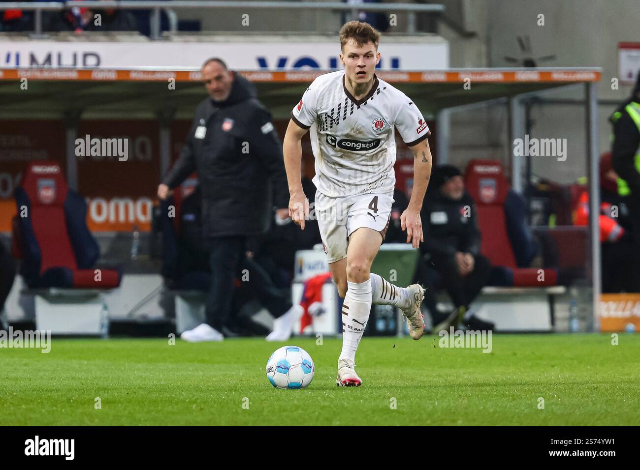 Heidenheim, Deutschland. 18th Jan, 2025. David Nemeth (FC St. Pauli #04 ...