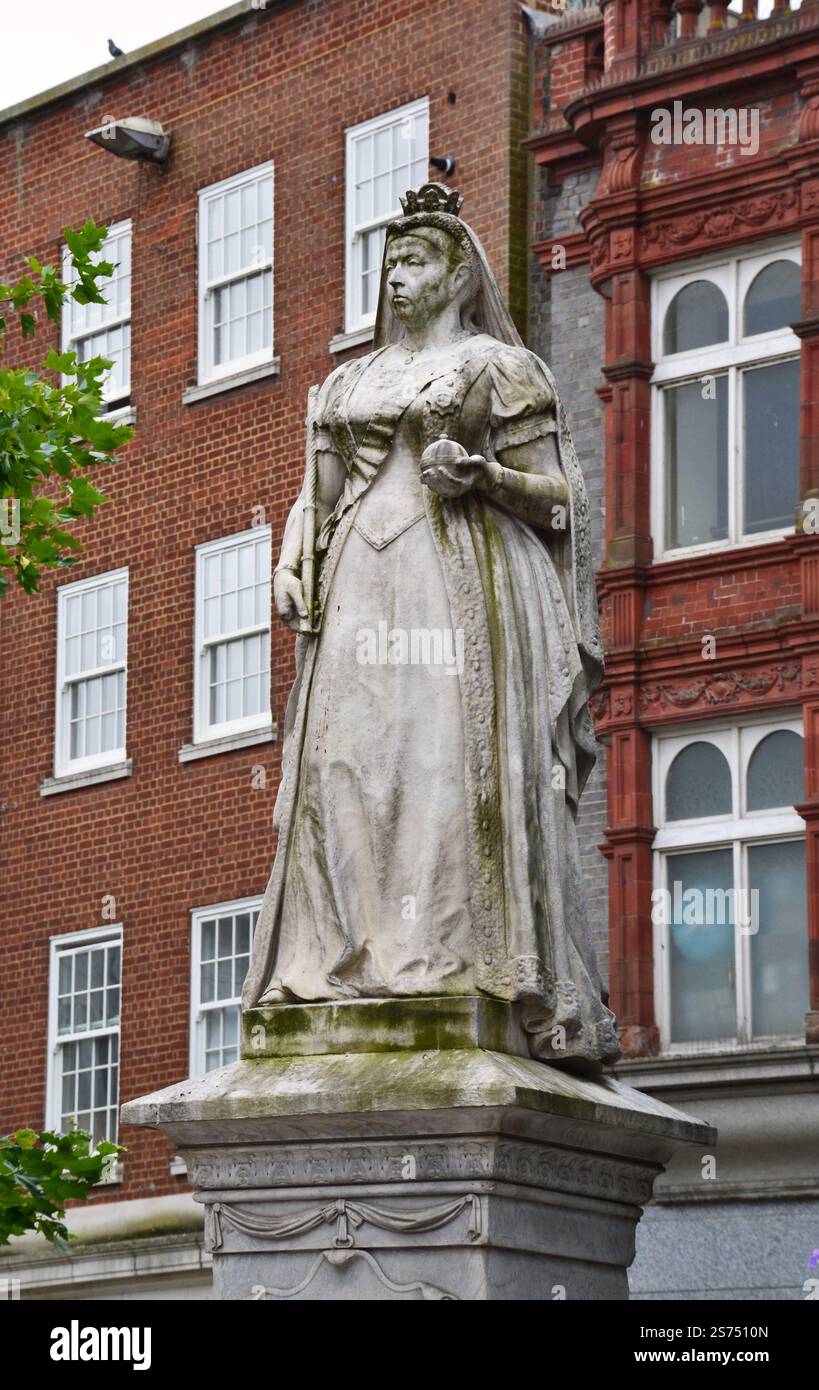 Statue Of Queen Victoria in Town Hall Square, Reading, Berkshire ...