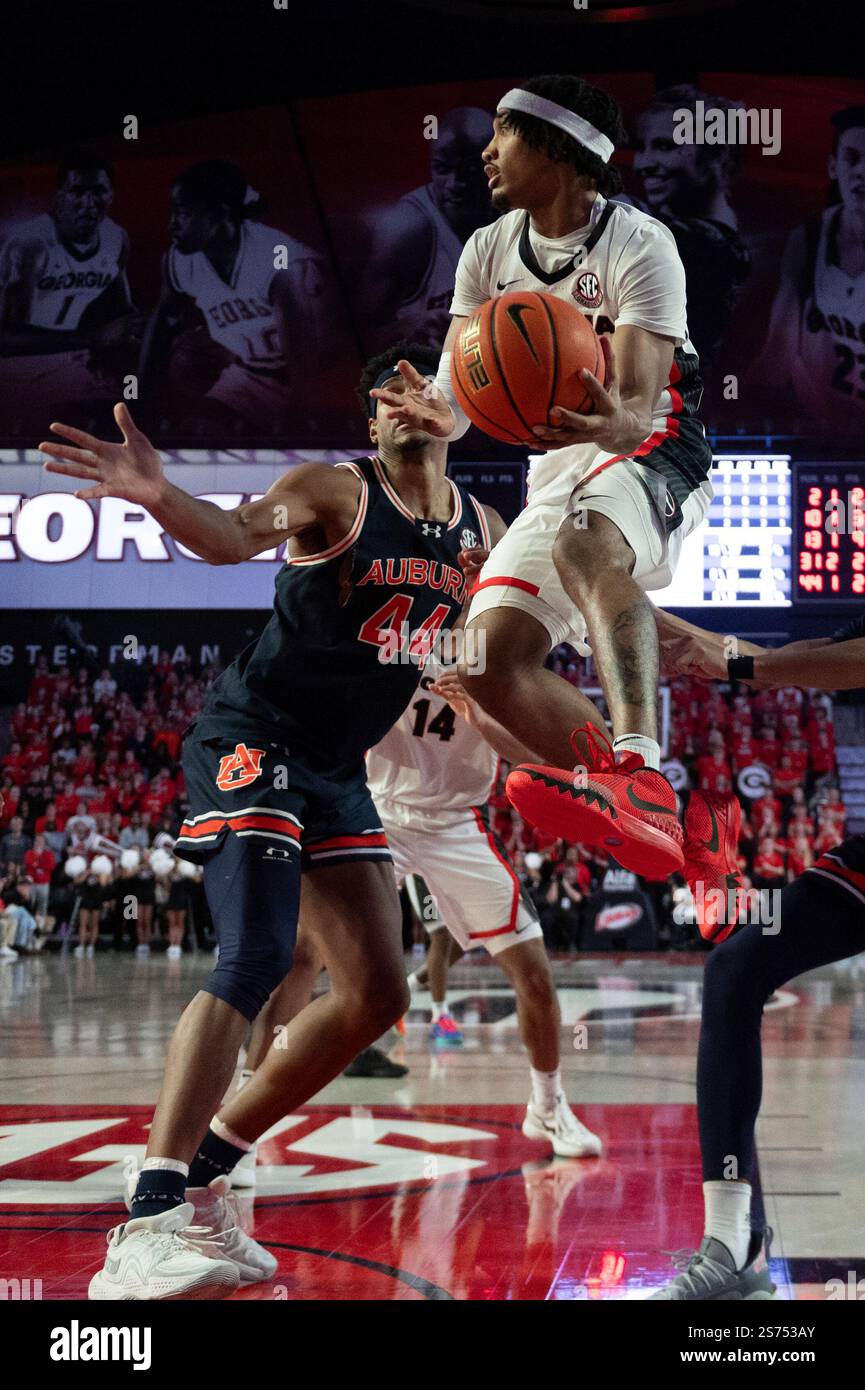 Auburn center Dylan Cardwell (44) attempts to block the pass of Georgia ...