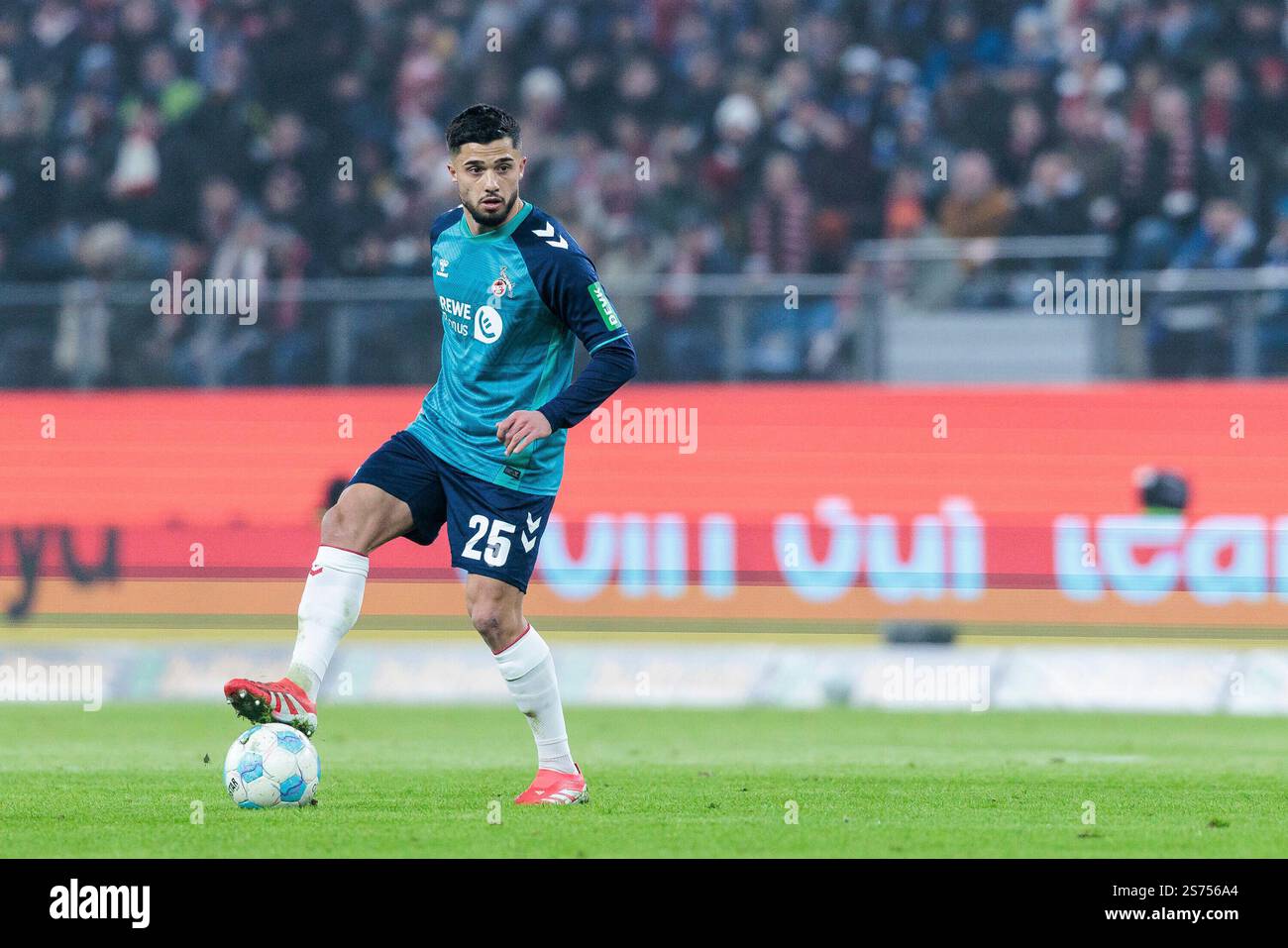 Hamburg, Deutschland. 18th Jan, 2025. Jusuf Gazibegovic (1. FC K?ln, 25) am Ball 2. Fussball ...