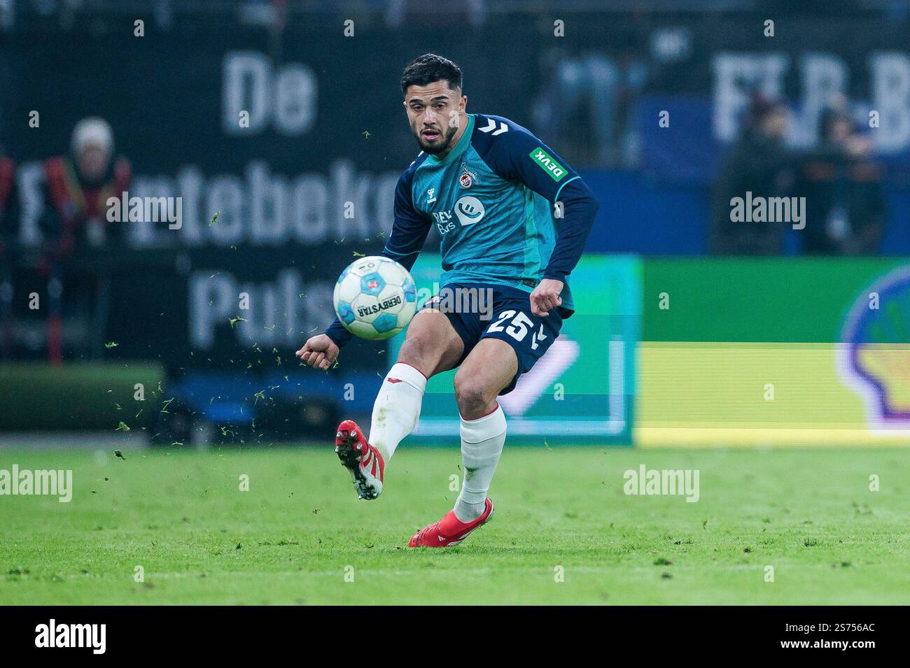 Hamburg, Deutschland. 18th Jan, 2025. Jusuf Gazibegovic (1. FC K?ln, 25) am Ball 2. Fussball ...
