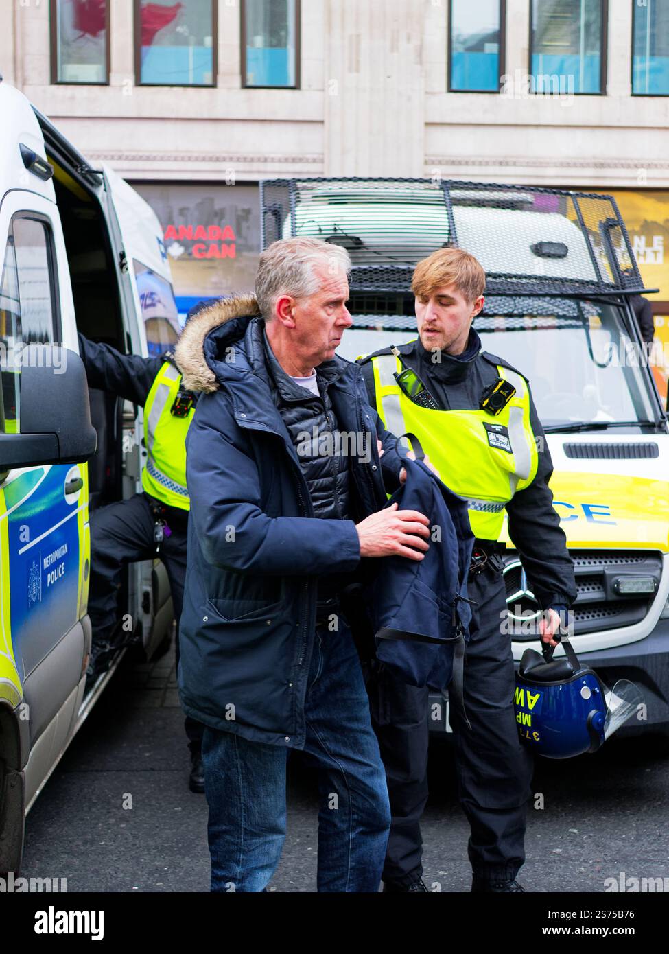 Metropolitan police 2025 riot uniform hi-res stock photography and ...