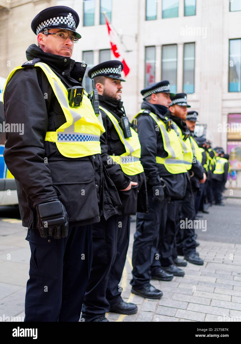 Metropolitan police 2025 riot uniform hi-res stock photography and ...