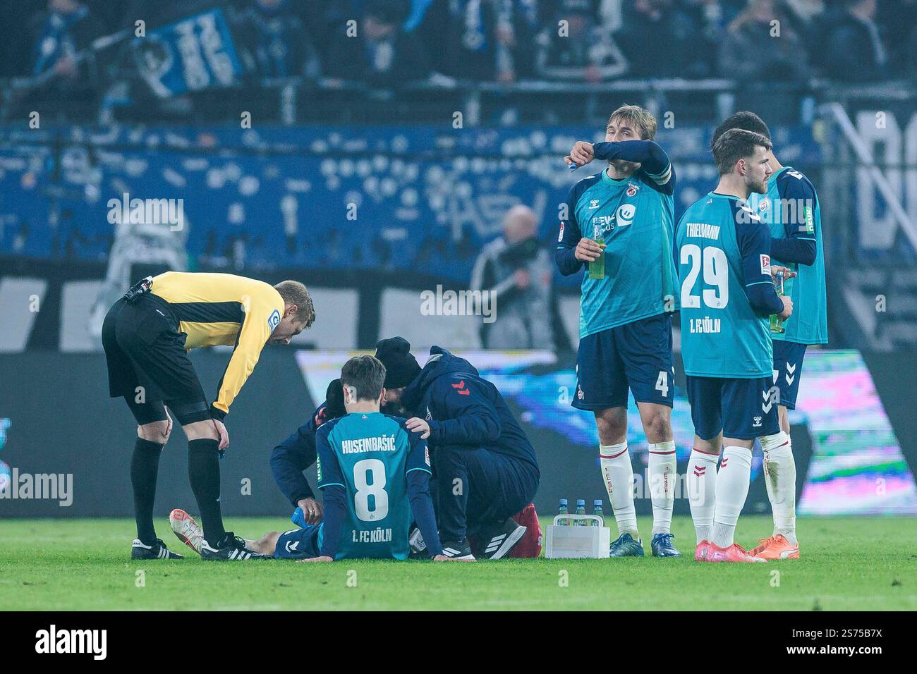Hamburg, Deutschland. 18th Jan, 2025. Denis Huseinbasic (1. FC K?ln, 8) muss angeschlagen ...