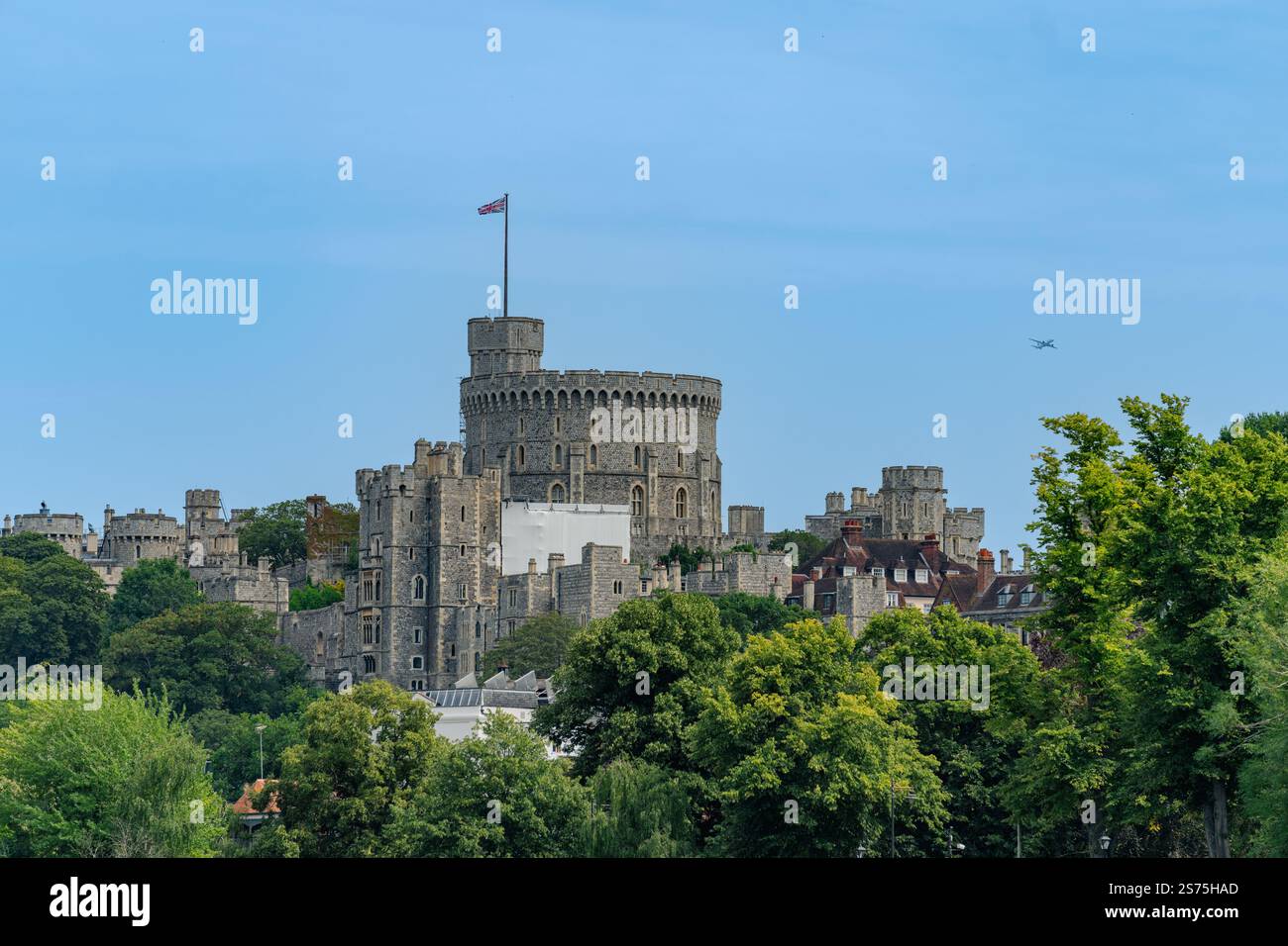 Round Tower and surrounding structures of Windsor Castle beyond green ...