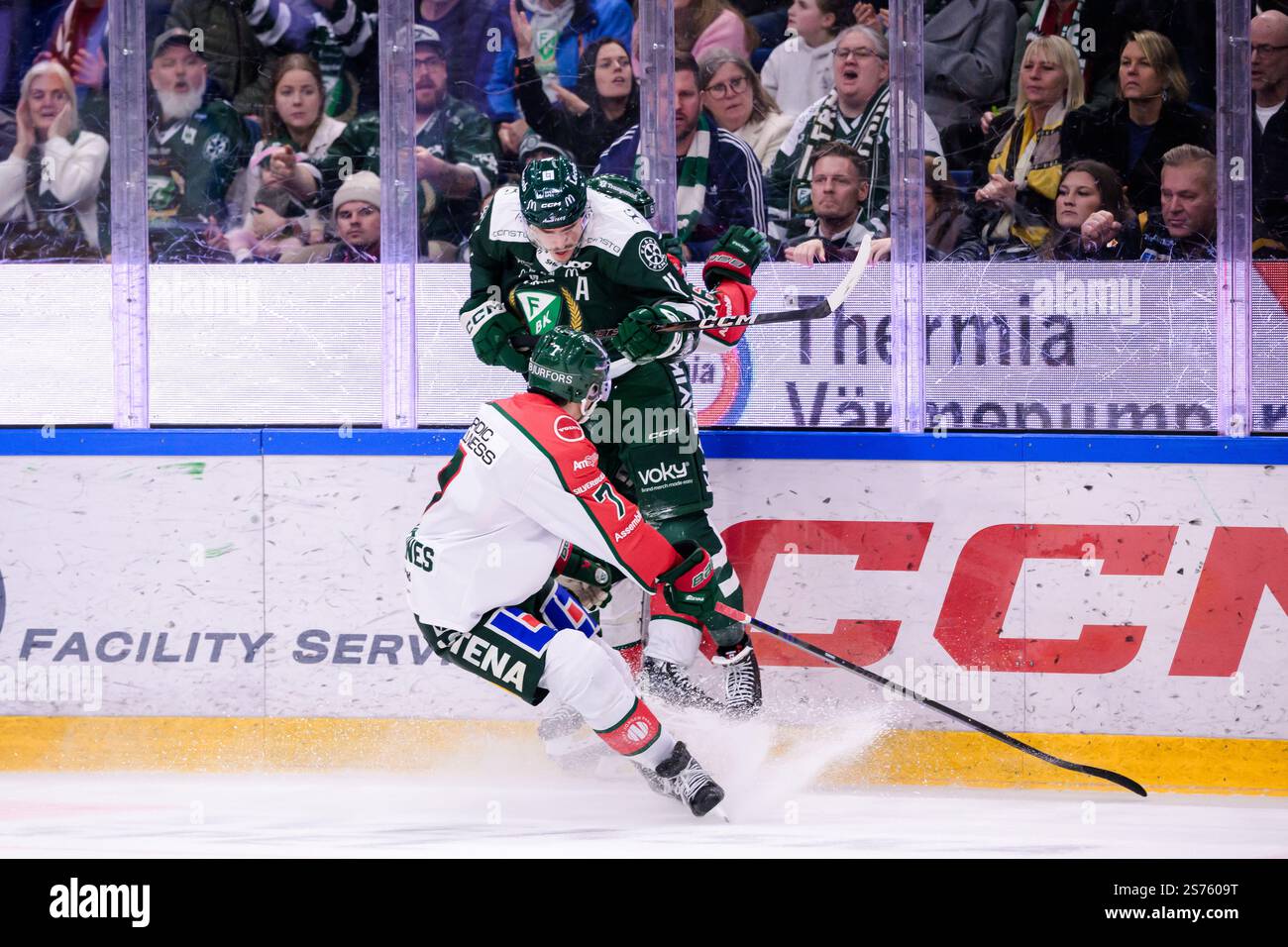 Karlstad, Sverige. 18th Jan, 2025. 250118 Färjestads Joakim Nygård och Frölundas Henrik ...
