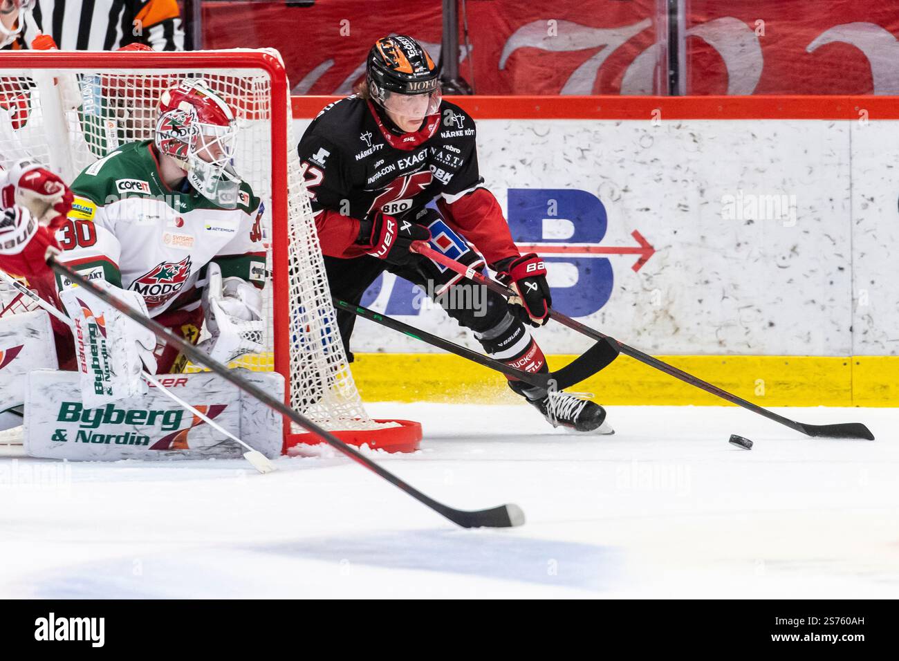 250118 Örebros Noah Steen mot Modos målvakt Lassi Lehtinen under ...