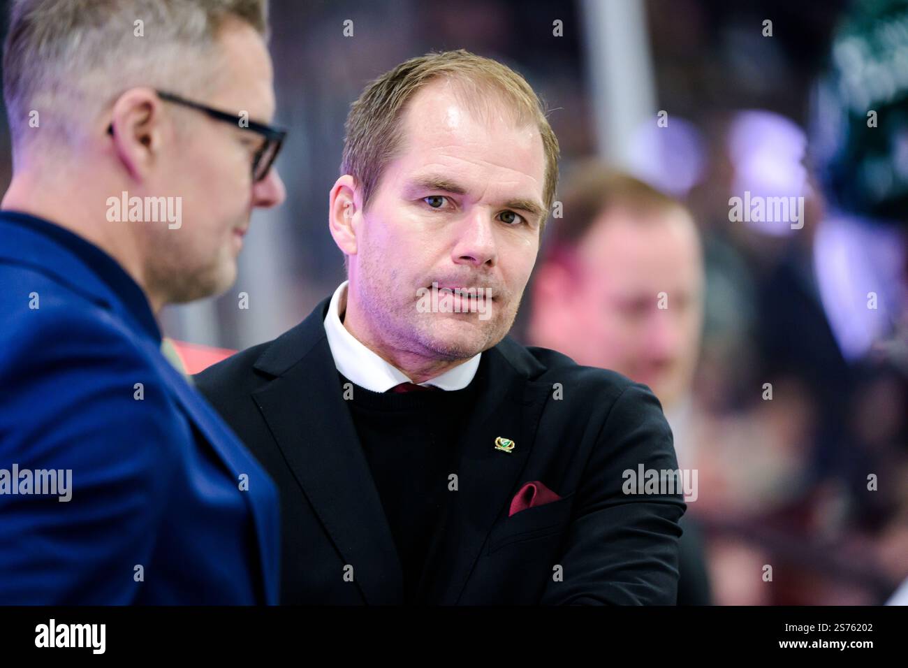 Karlstad, Sverige. 18th Jan, 2025. 250118 Färjestads tränare Thomas Mitell under ishockeymatchen ...