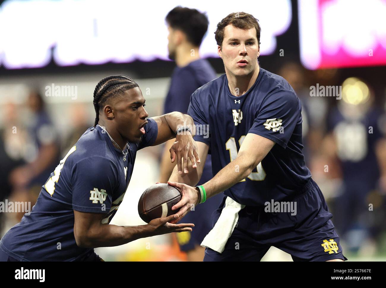 Notre Dame Fighting Irish quarterback Riley Leonard (13) hands off to ...