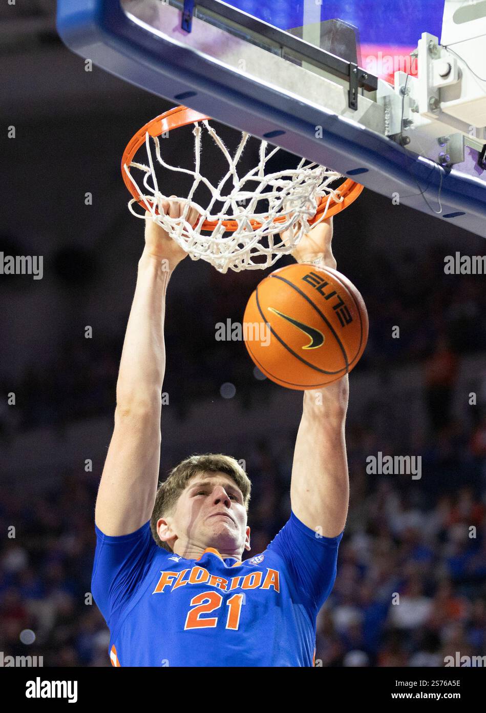 Florida forward Alex Condon (21) dunks during the second half of an ...