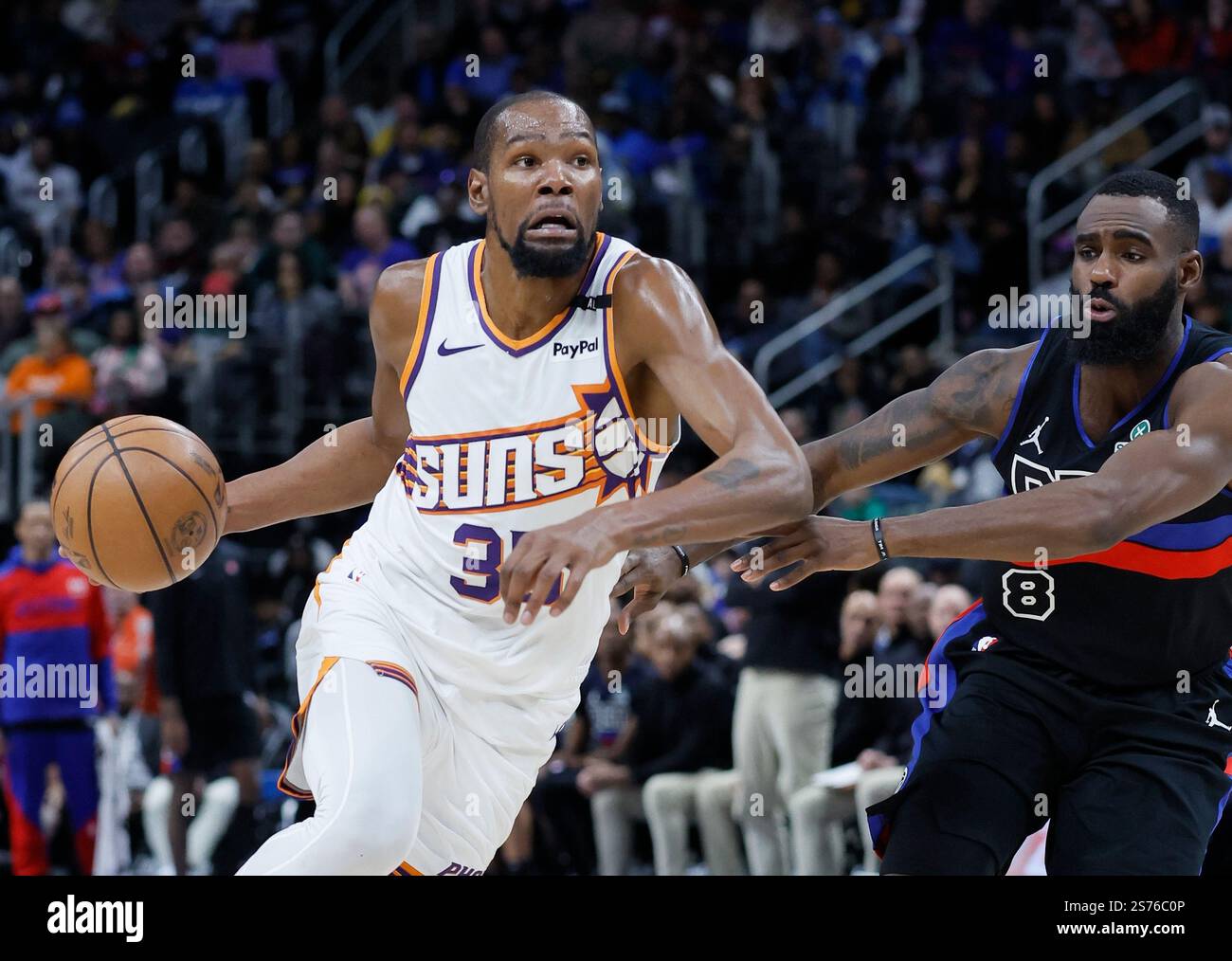 Phoenix Suns forward Kevin Durant, left, drives to the basket against ...
