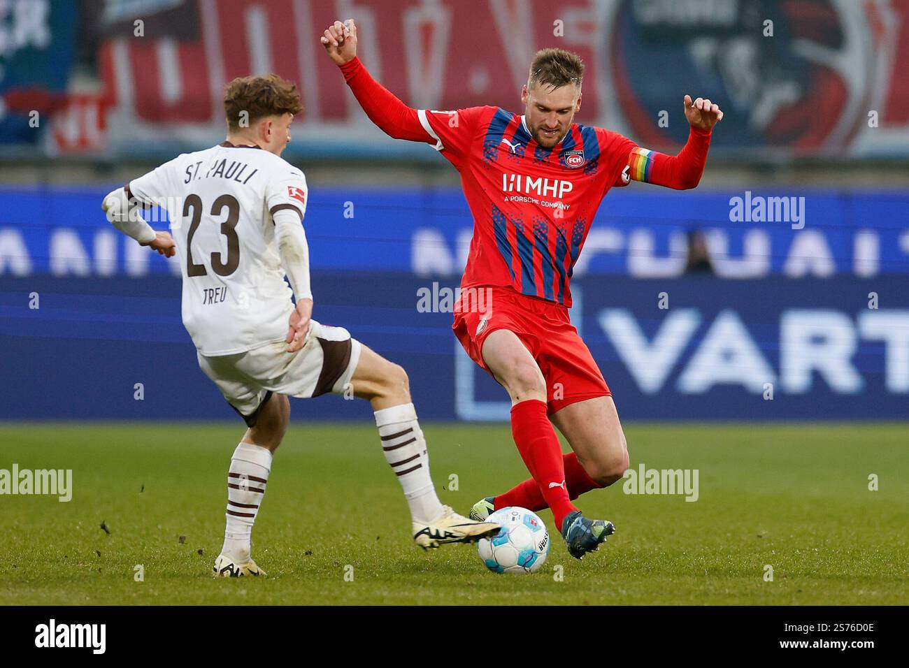 v.l. Philipp Treu (FC St. Pauli, 23) und Patrick Mainka (1.FC Heidenheim, 6), 18.01.2025 ...