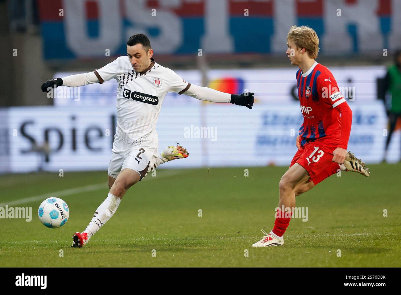 v.l. Manolis Saliakas (FC St. Pauli, 2) und Frans Kraetzig (1.FC Heidenheim, 13), 18.01.2025 ...