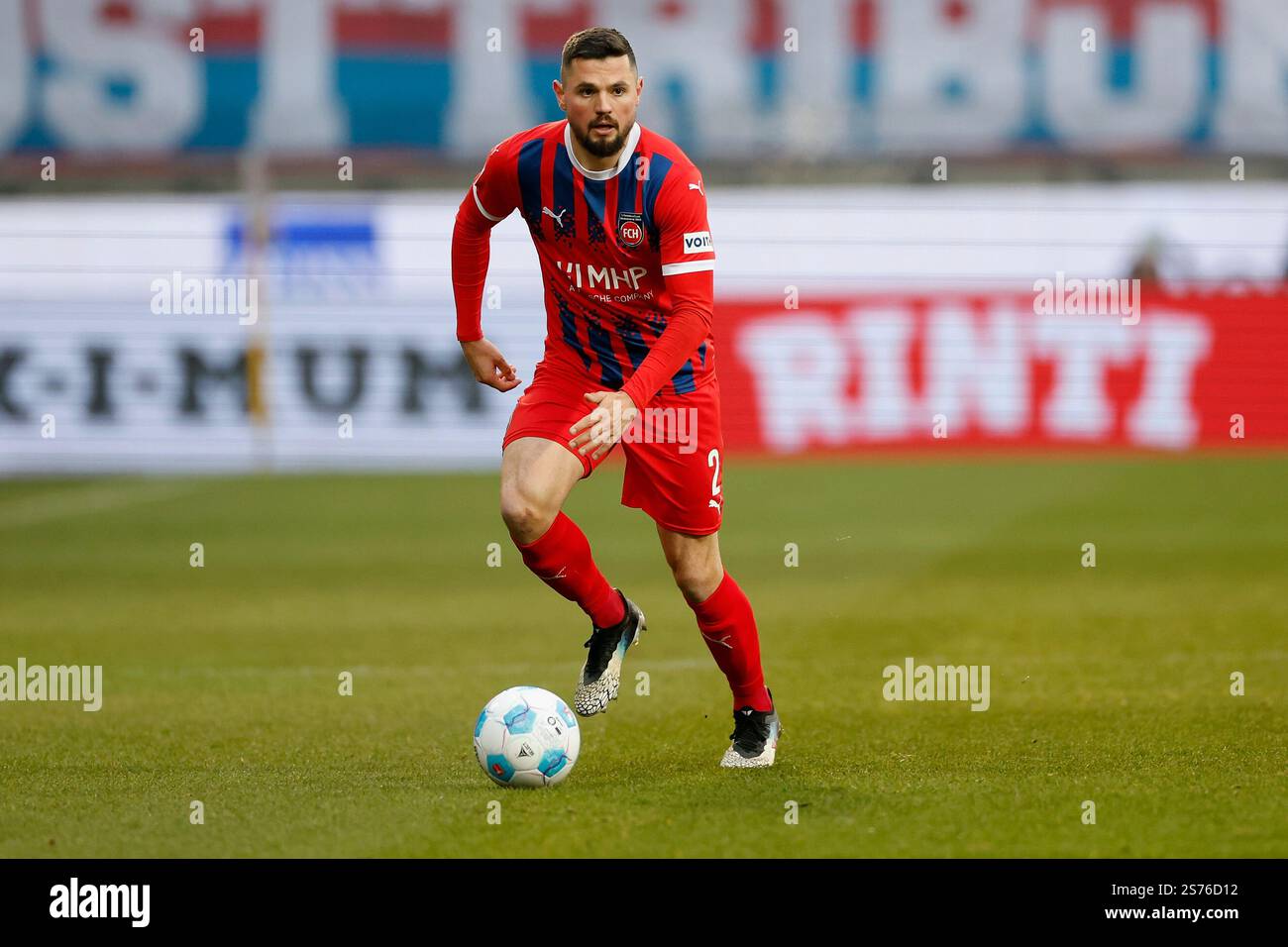 Heidenheim, Deutschland. 18th Jan, 2025. v.l. Marnon Busch (1.FC ...