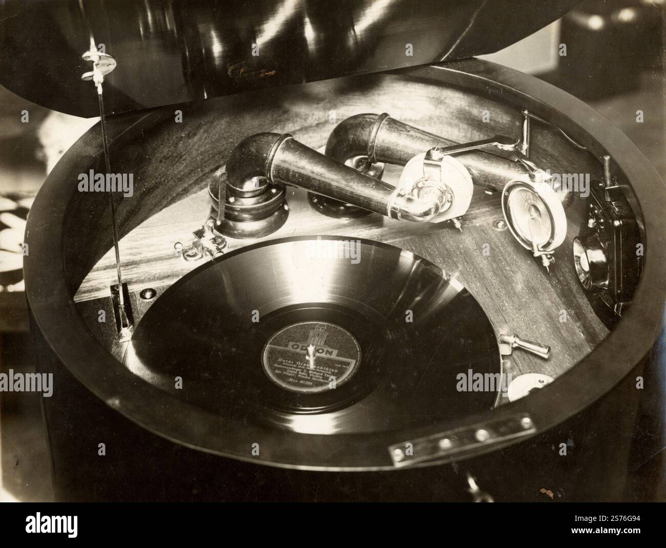 A German variant of the gramophone, the so-called 'Ultraphon'. Germany ...