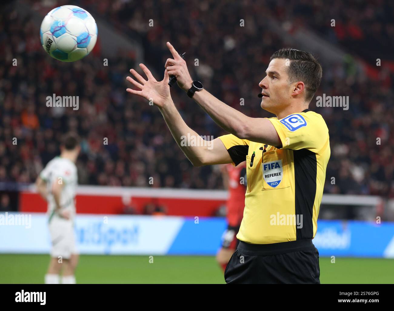 Leverkusen, Germany. 18th Jan, 2025. Leverkusen, Germany. 18th Jan, 2025. Schiedsrichter Harm ...