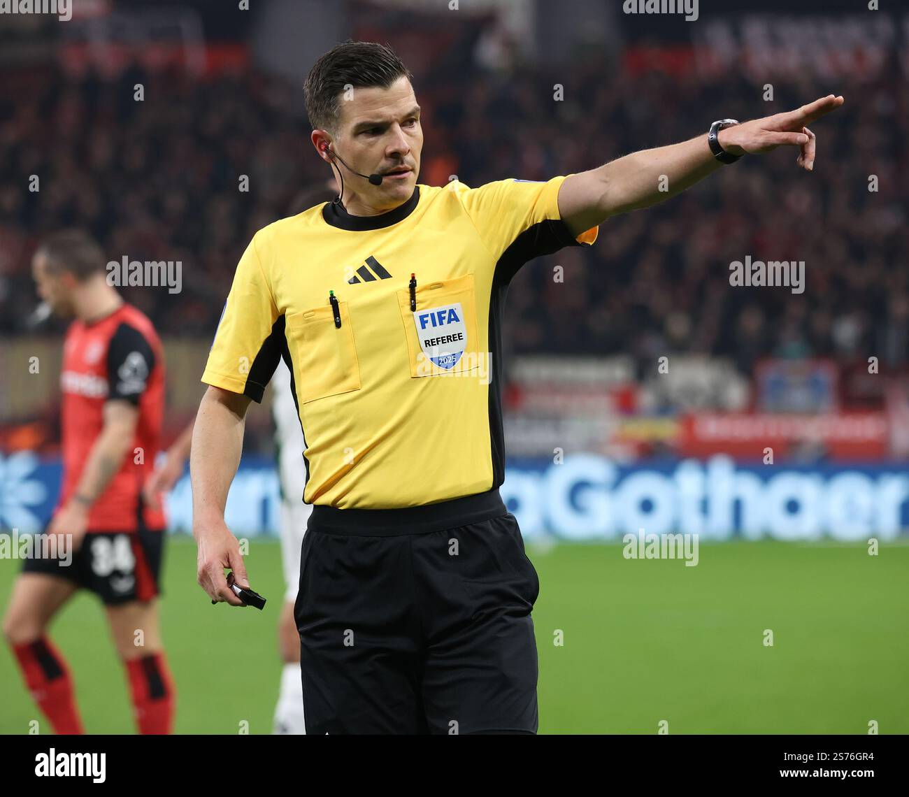 Leverkusen, Germany. 18th Jan, 2025. Leverkusen, Germany. 18th Jan, 2025. Schiedsrichter Harm ...