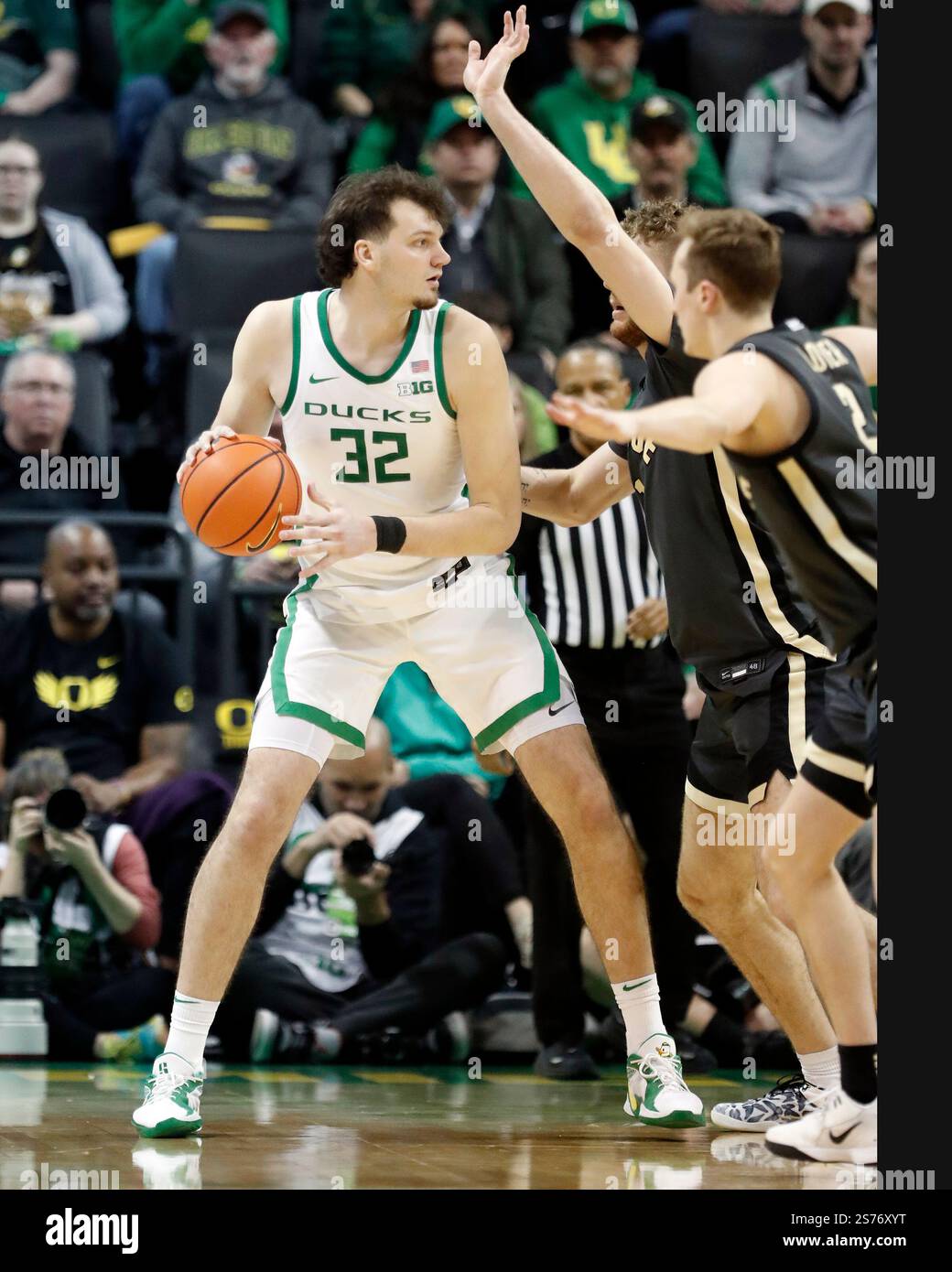 Eugene, USA. 18th Jan, 2025. January 18, 2025: Oregon Ducks center Nate ...