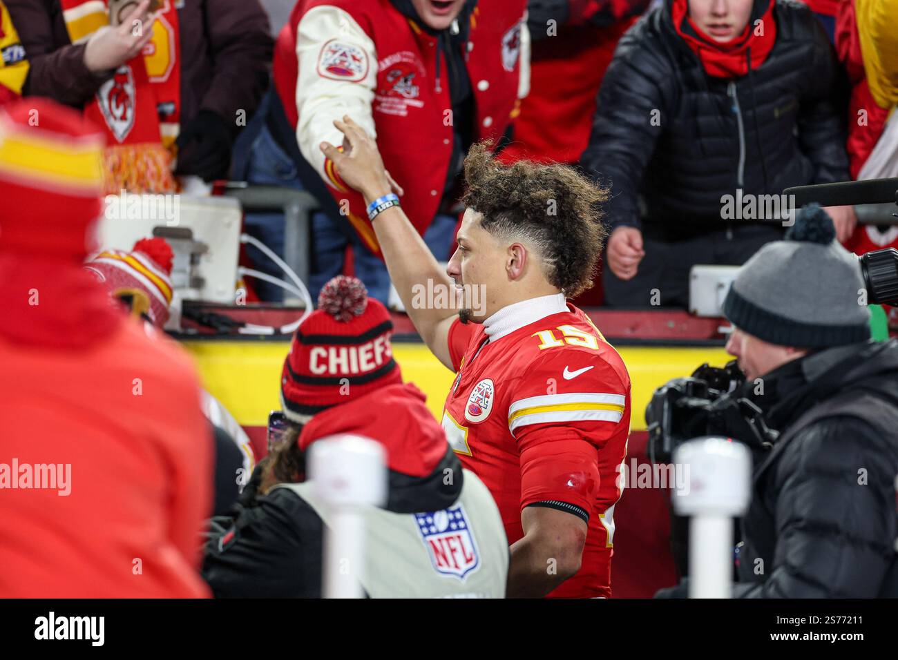 Kansas City, MO, USA. 18th Jan, 2025. Kansas City Chiefs quarterback ...