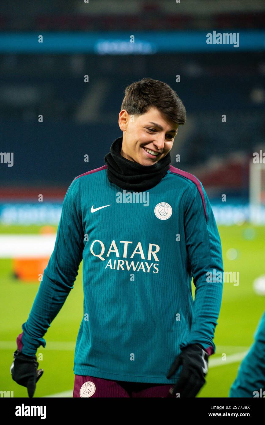 Elisa De Almeida of Paris Saint Germain warms up ahead of the Women's ...