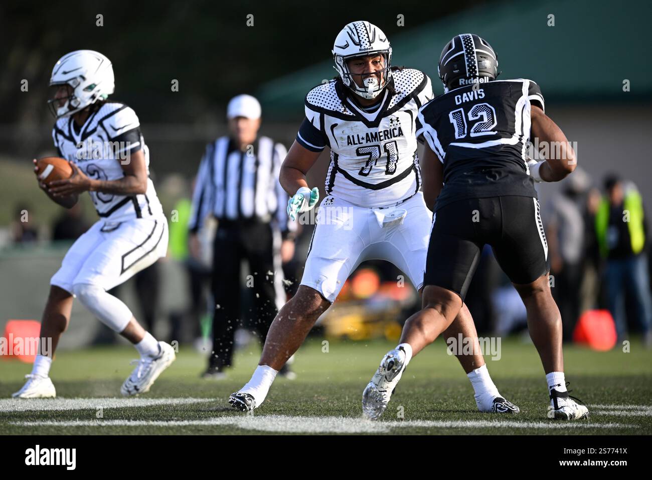 Team Unstoppable offensive lineman Keenyi Pepe (71) sets up to block in ...