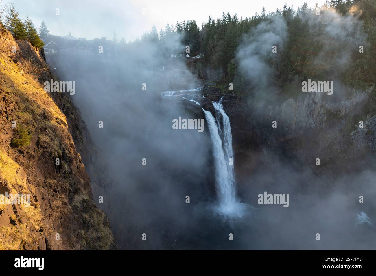 Snoqualmie Valley, Washington, USA. 18th January 2025. The sun sets at ...