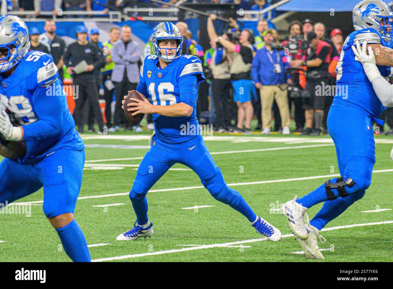 DETROIT, MI - JANUARY 18: Detroit Lions QB Jared Goff (16) scrambles ...