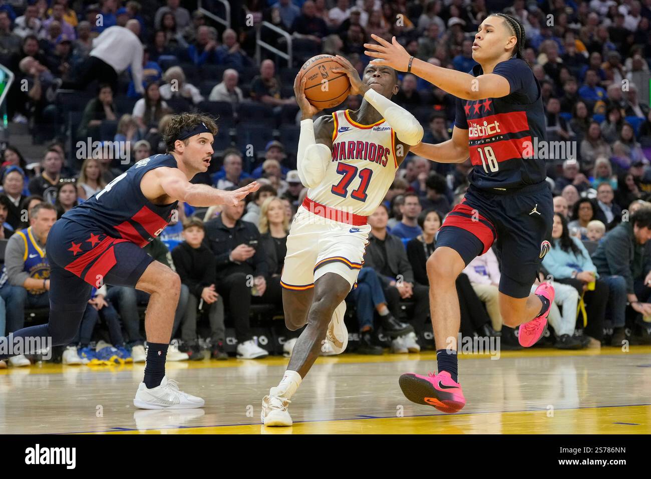 Golden State Warriors guard Dennis Schroder (71) drives to the basket ...