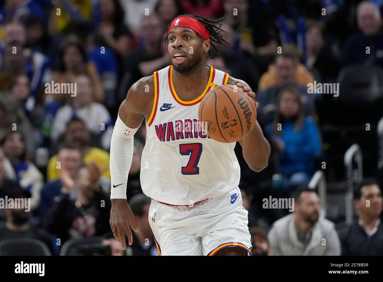 Golden State Warriors guard Buddy Hield (7) brings the ball up the ...