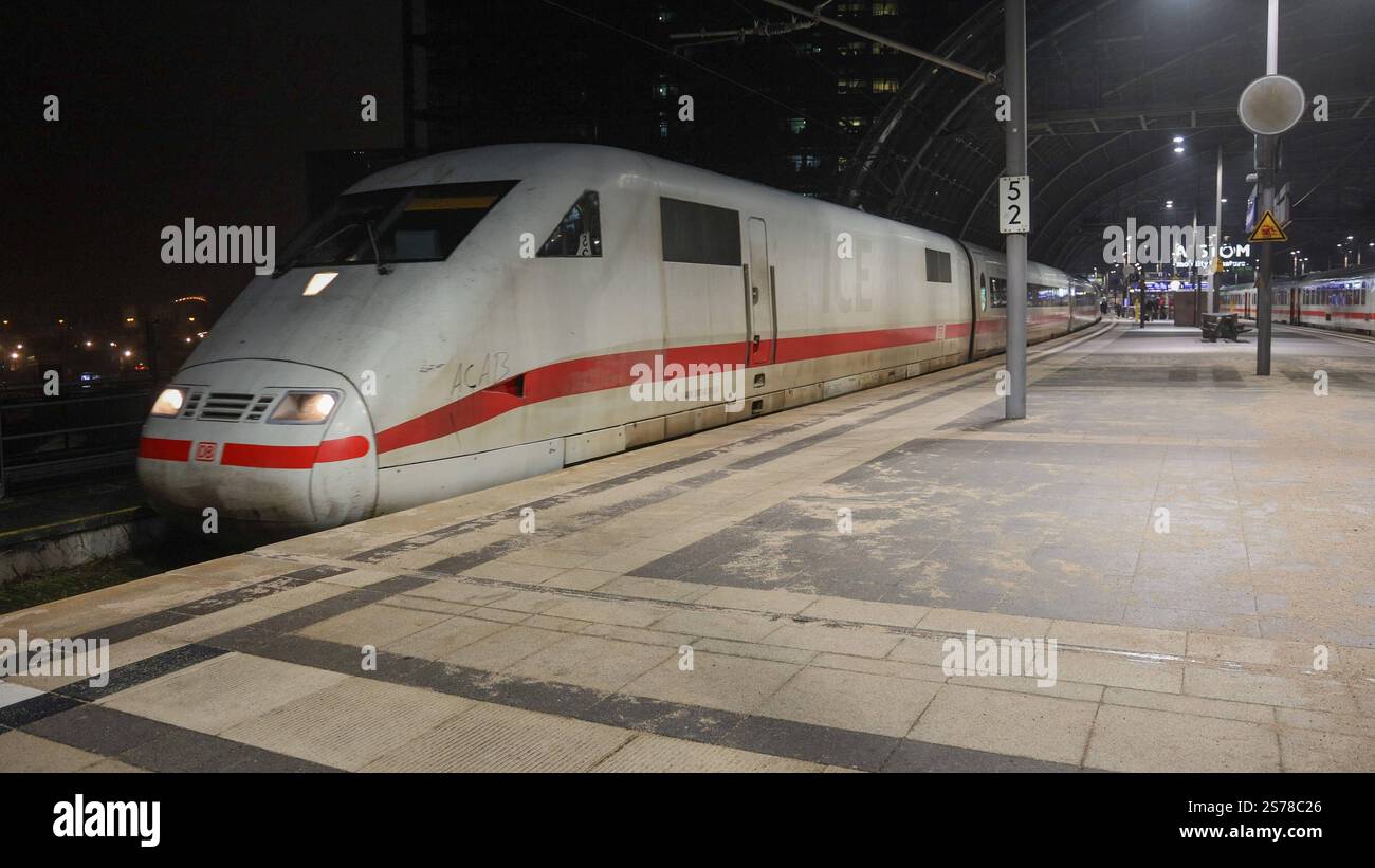 Eisenbahnverkehr - Berlin Hauptbahnhof - Intercity Express Zug der ...