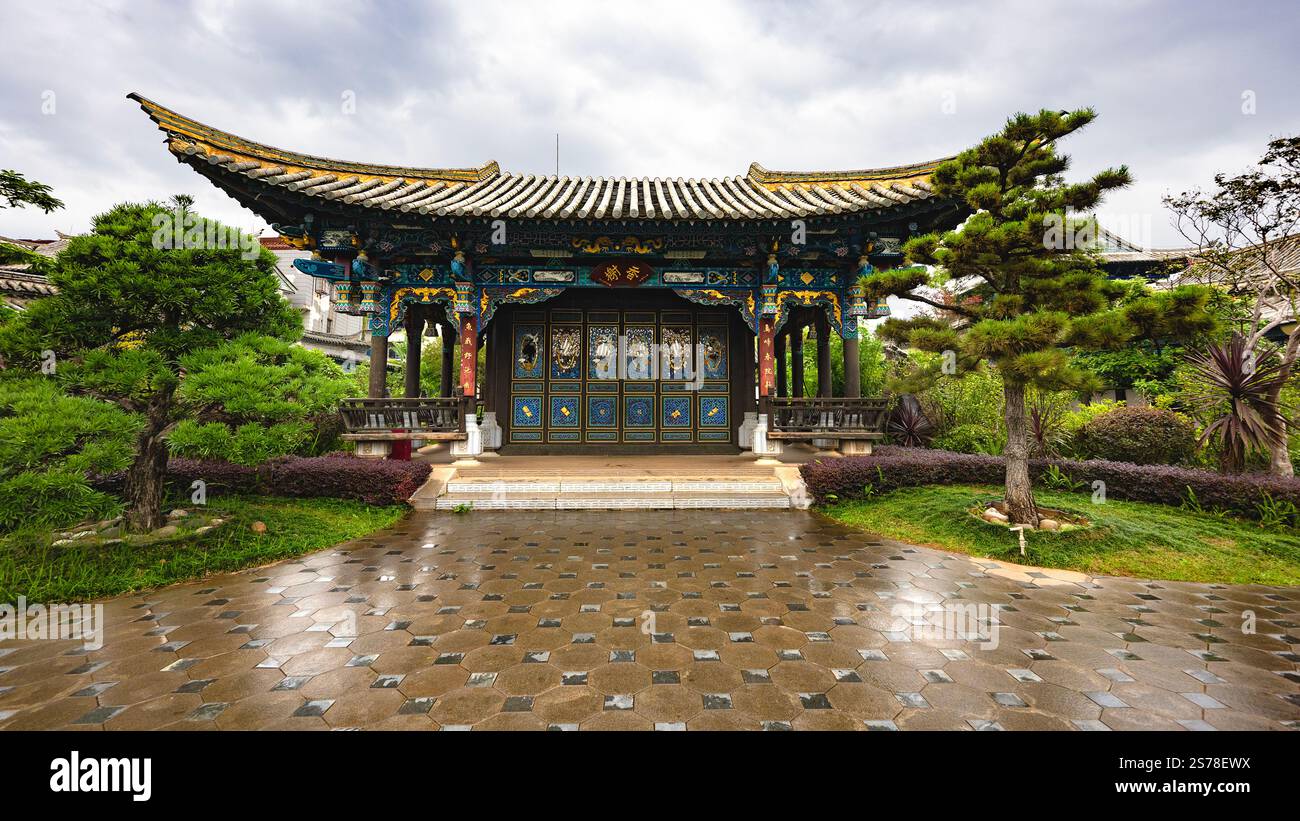 Zhu family garden, old traditional chinese house in Jianshui china ...