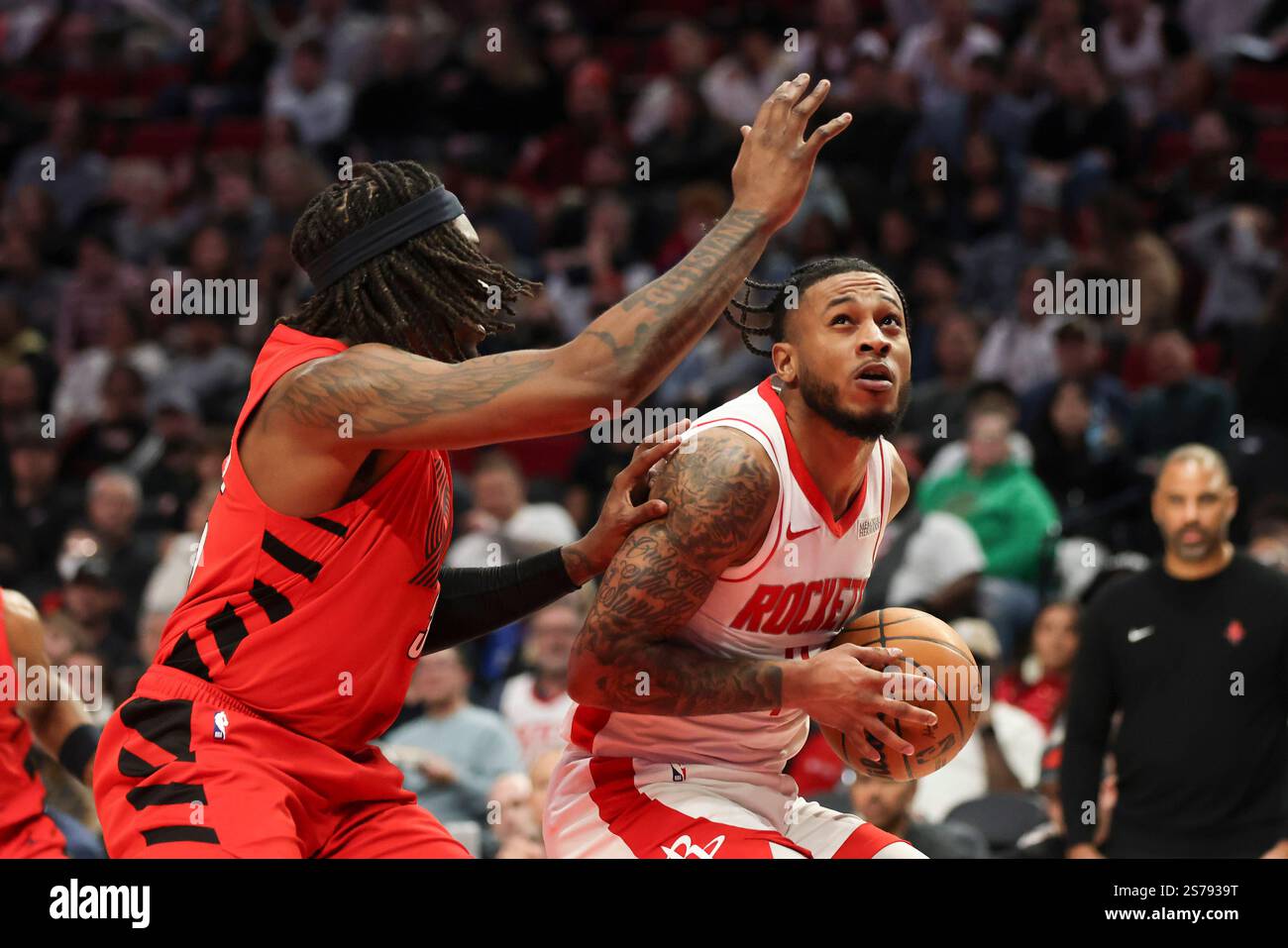 Houston Rockets forward Cam Whitmore, right, looks to the basket as ...