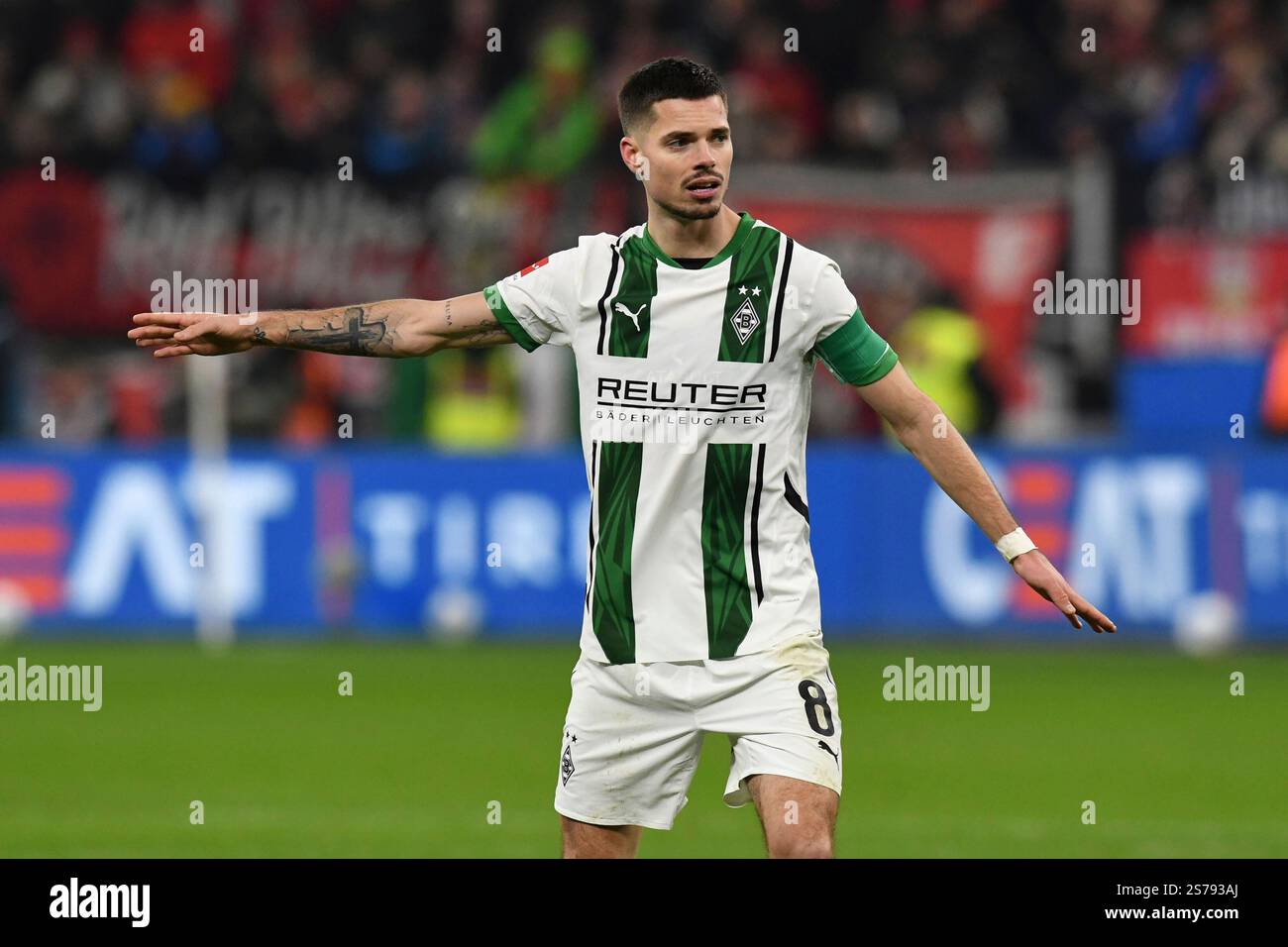 Leverkusen, Deutschland. 18th Jan, 2025. Julian Weigl ( Borussia Moenchengladbach ) gestikuliert ...