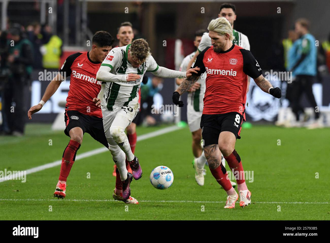 Robin Hack ( Borussia Moenchengladbach ) im Zweikampf mit Robert ...