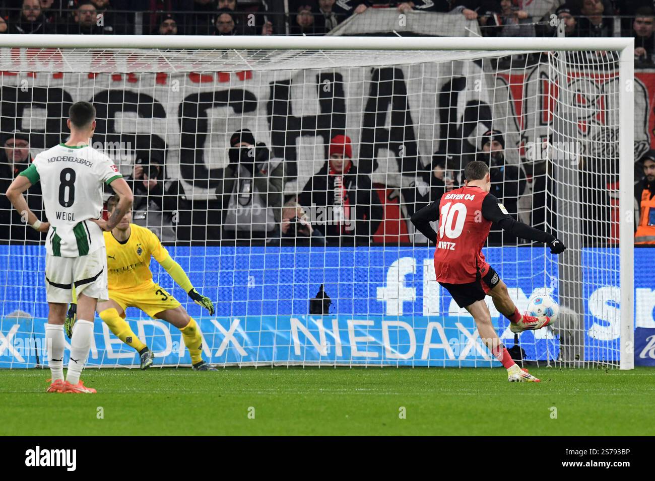 Leverkusen, Deutschland. 18th Jan, 2025. Florian Wirtz ( Bayer 04 Leverkusen ) trifft per ...